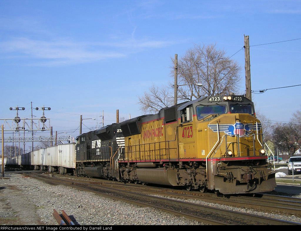 UP 4723 On NS 251 Eastbound